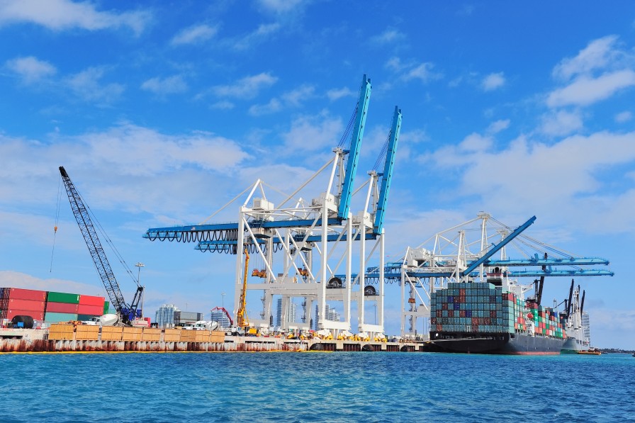 Transhipment untuk Efisiensi: Definsi, Manfaat dan Prosesnya